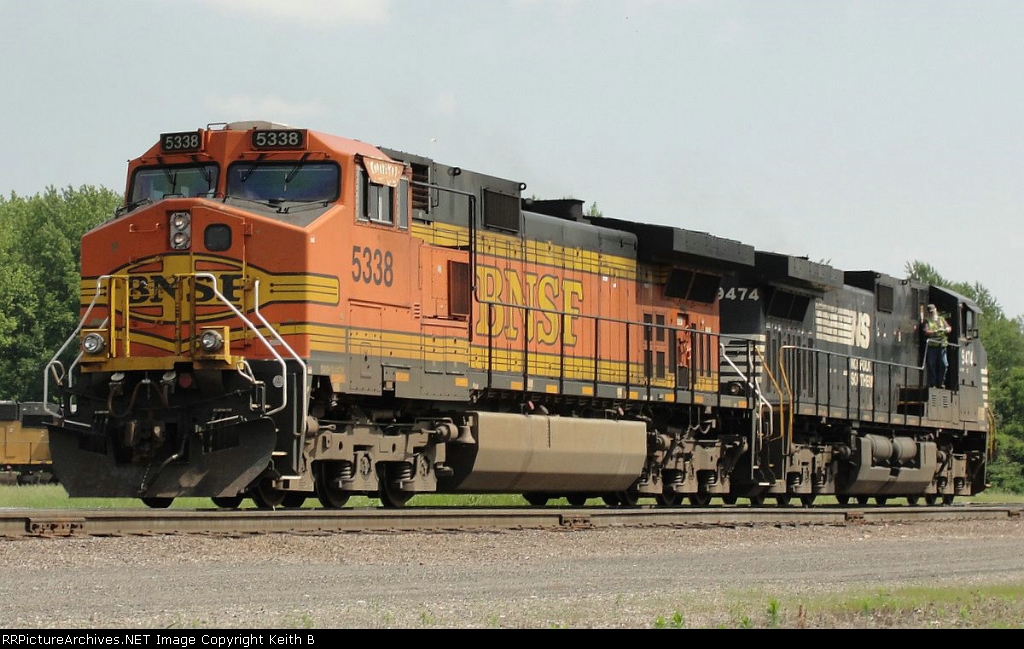 BNSF 5338 and NS 9474
